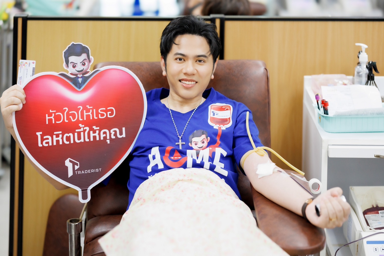 'แอ็คมี่-นนนี่'ปลื้มยอดบริจาคทะลุล้าน แฟนคลับร่วมบริจาคโลหิตงาน 'Acme ...