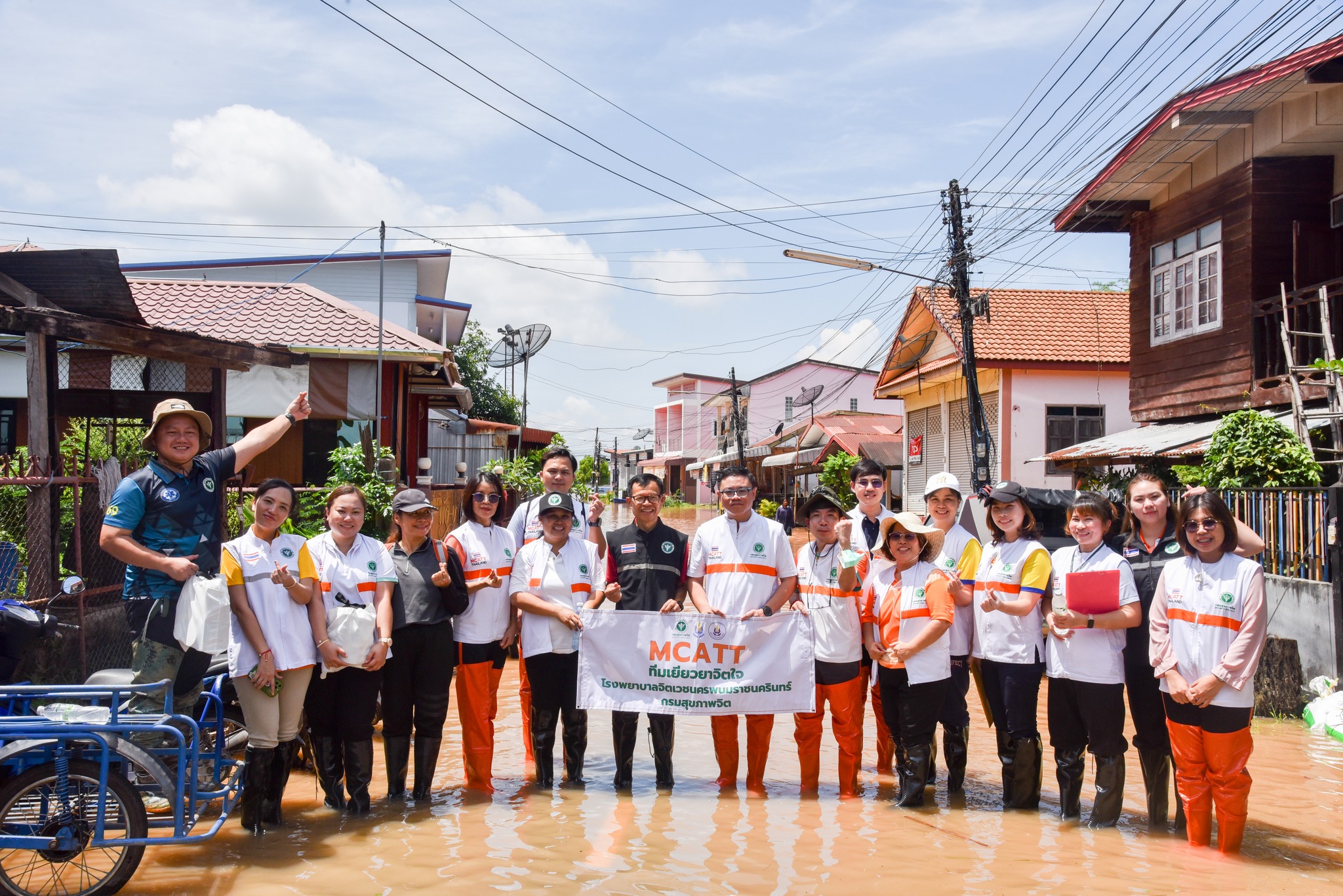 ทีม MCATT กรมสุขภาพจิต ลงพื้นที่เยียวยาจิตใจผู้ได้รับผลกระทบน้ำท่วม จ. ...