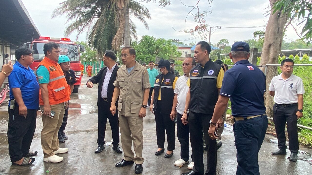 ไฟช็อตลุกไหม้สายไฟฟ้าหน้าอาคาร ลามเผาห้างดัง จ.จันทบุรี วอดทั้งหลัง ...