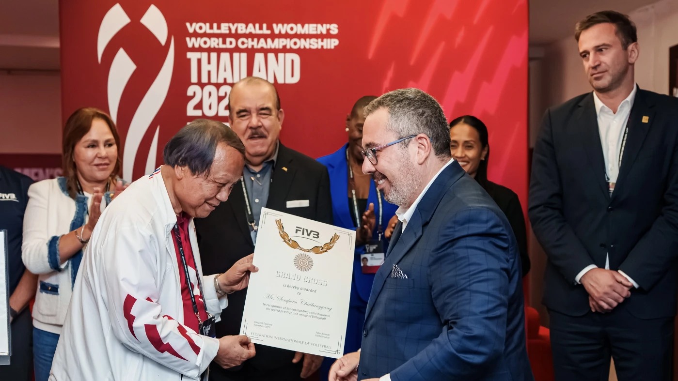 "ส.ลูกยางโลก" มอบโทรฟี่อันทรงเกียรติ "FIVB Grand Cross Award" ให้ "บิ๊ก ...
