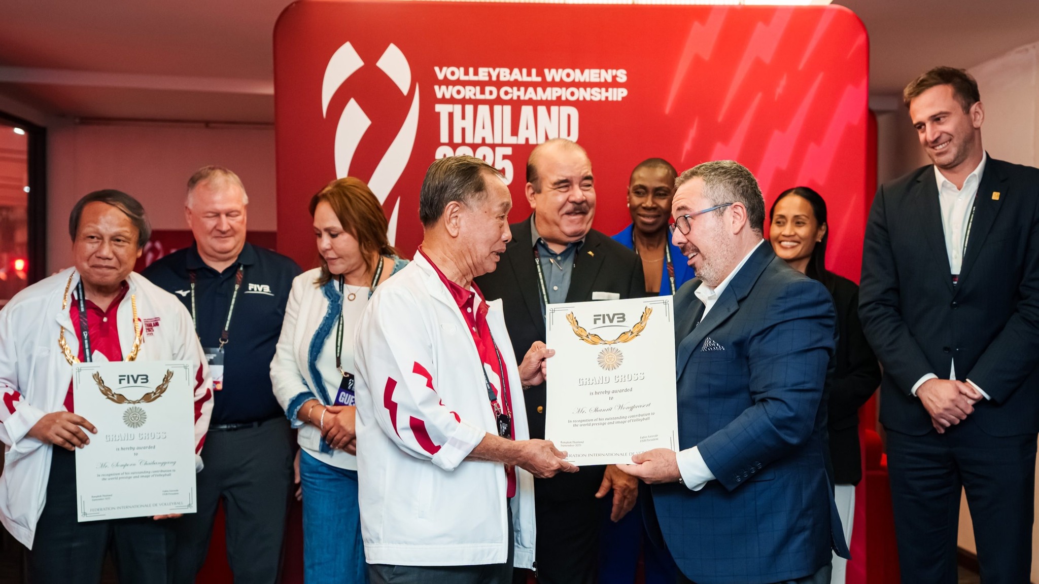 "ส.ลูกยางโลก" มอบโทรฟี่อันทรงเกียรติ "FIVB Grand Cross Award" ให้ "บิ๊ก ...