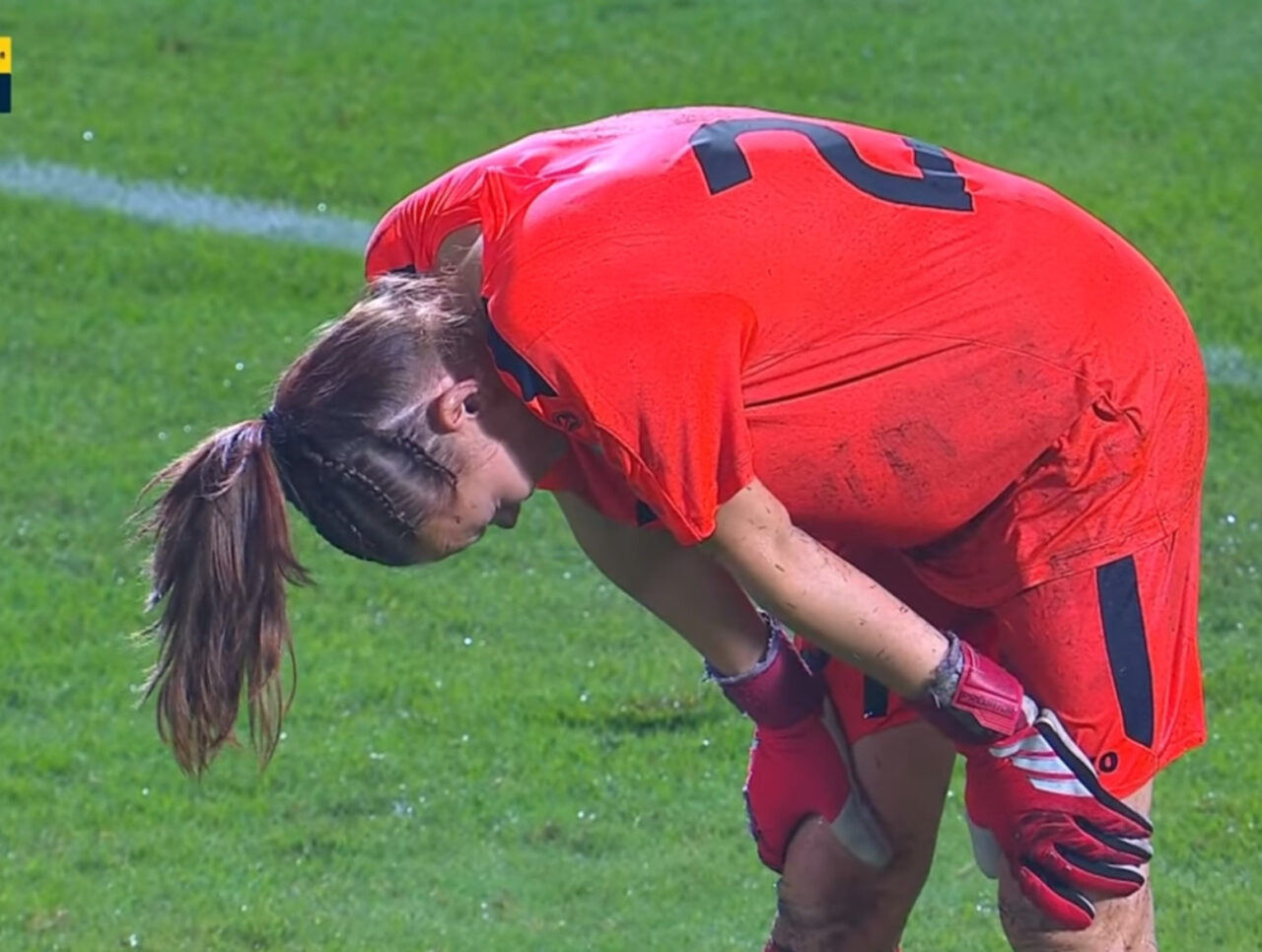 สุดเอ็นดู! แฟนบอลไทยปลอบใจ 'น้องเอล' โกลเติร์กฯ ร่ำไห้กลางสนาม เกมโดน ...