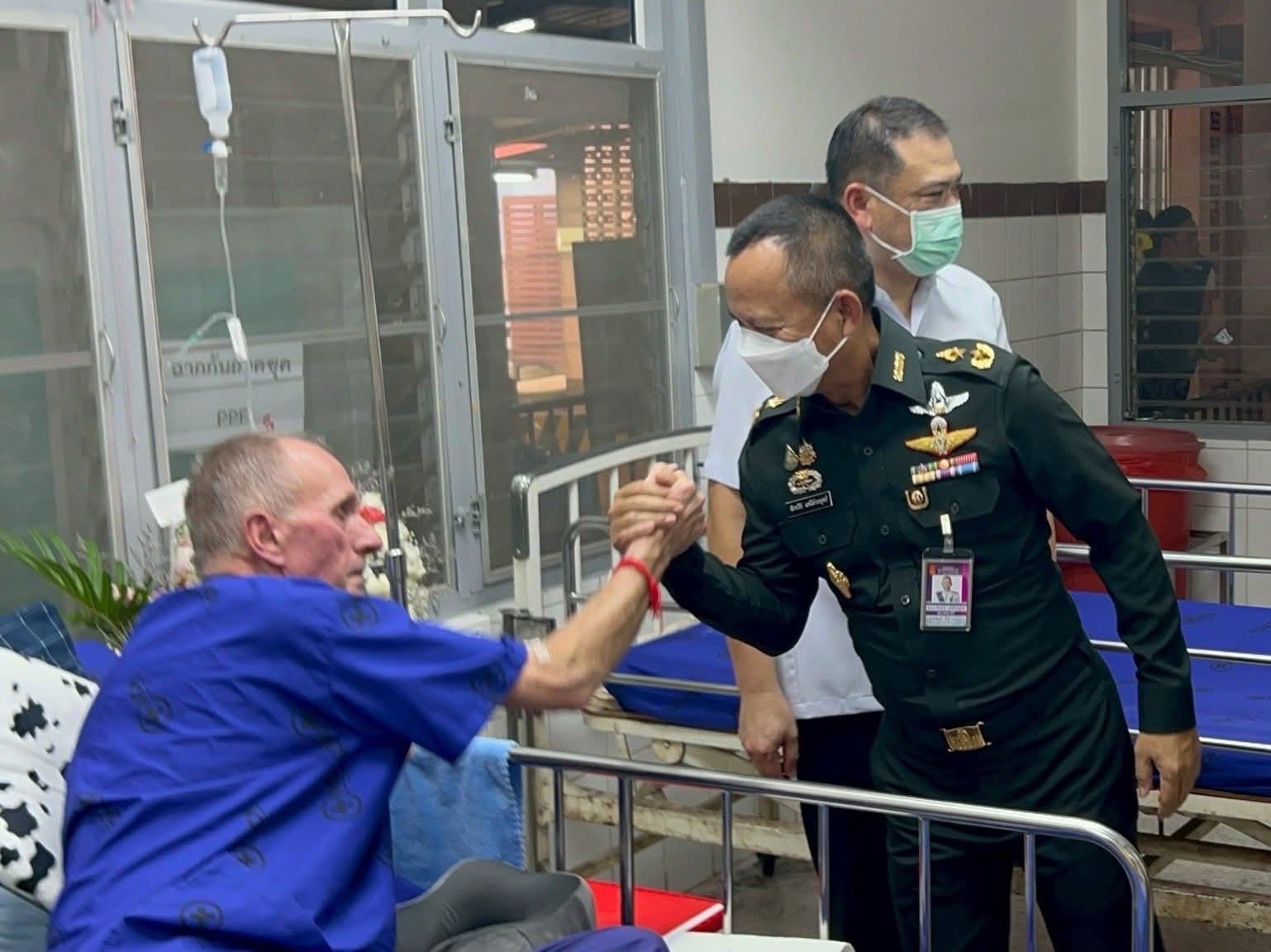 จิตอาสาพระราชทาน เยี่ยมนักสำรวจถ้ำชาวอังกฤษ คนสำคัญช่วย 13 ชีวิตหมูป่า ...